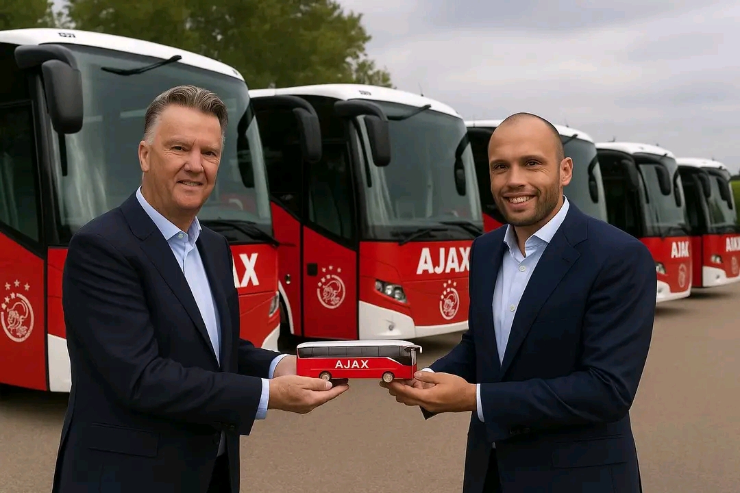 Louis van Gaal Overhandigt Vijf Luxe Bussen aan John Heitinga...